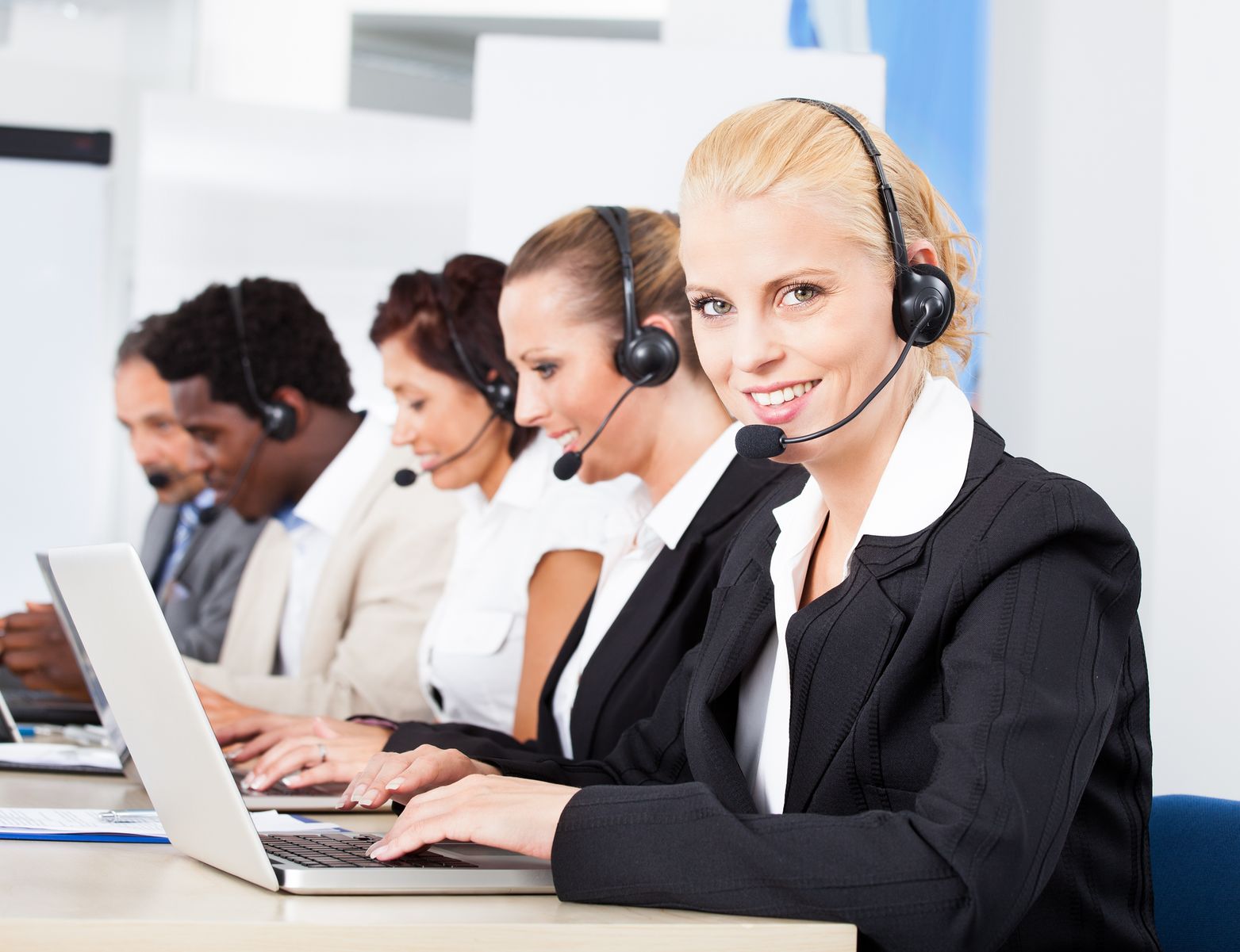 How to Make Your Help Desk More Efficient With a Text Messaging System